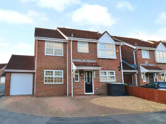 4 bedroom link detached house for sale