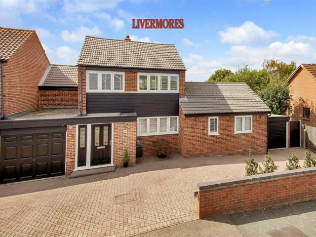 4 bedroom link detached house for sale