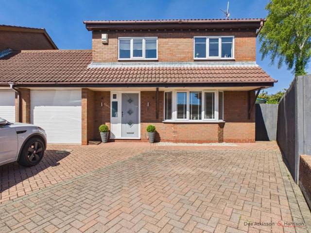 4 bedroom link detached house for sale