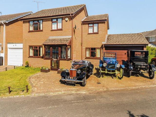 4 bedroom link detached house for sale