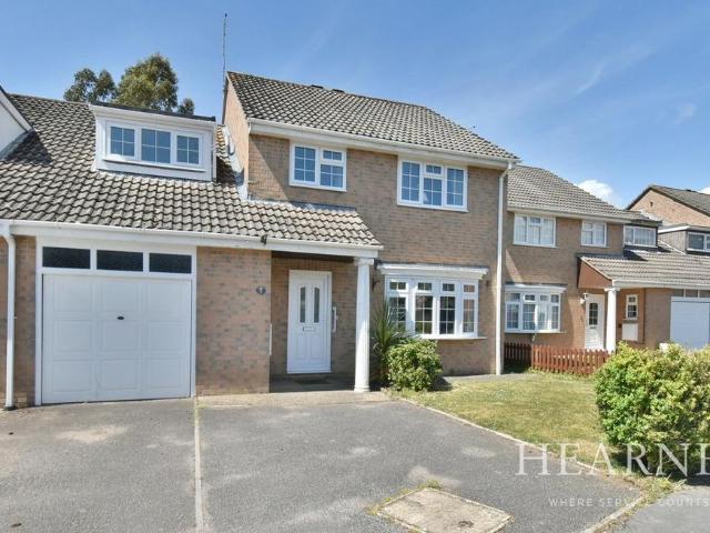 4 bedroom link detached house for sale