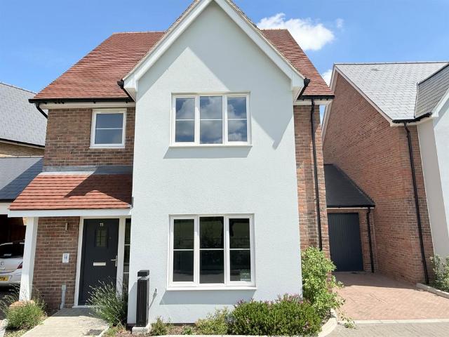 4 bedroom link detached house for sale