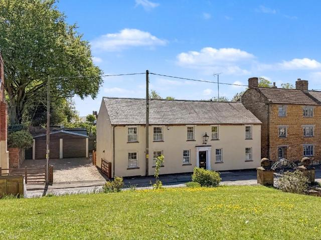 4 bedroom link detached house for sale