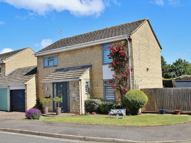 4 bedroom link detached house for sale