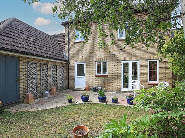 4 bedroom link detached house for sale