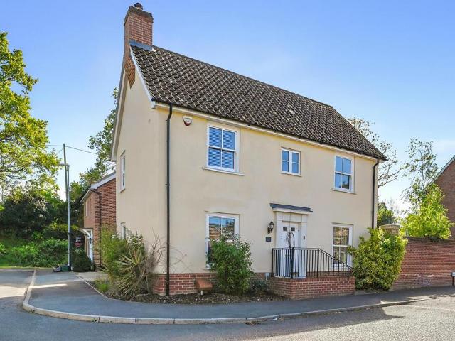 4 bedroom link detached house for sale