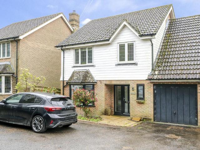 4 bedroom link detached house for sale