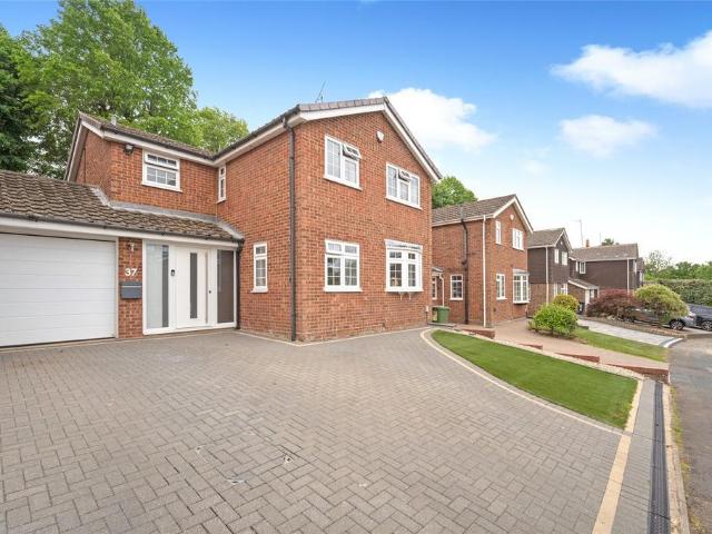 4 bedroom link detached house for sale