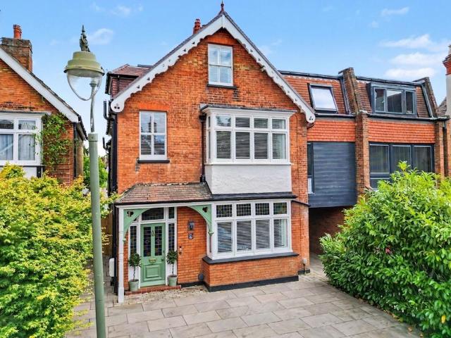4 bedroom link detached house for sale