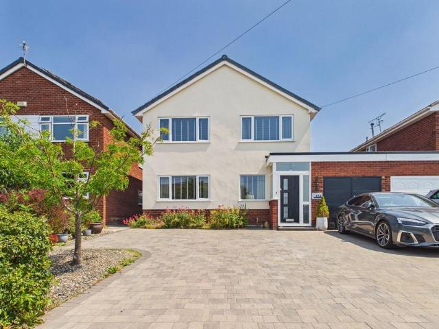 4 bedroom link detached house for sale