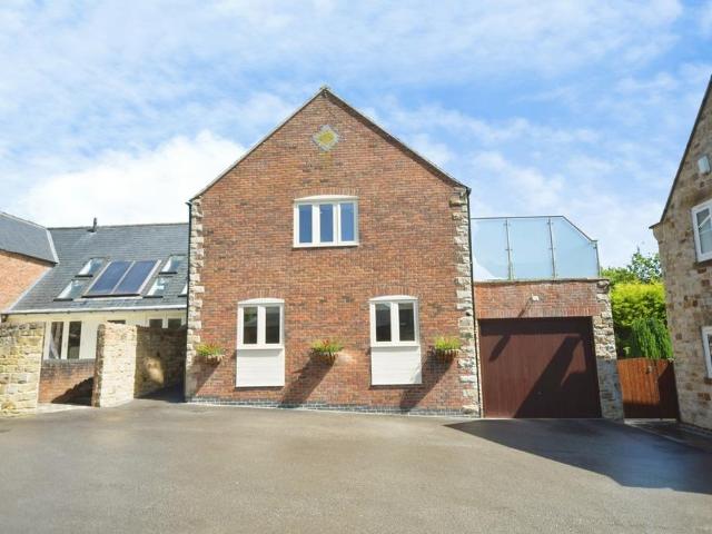 4 bedroom link detached house for sale