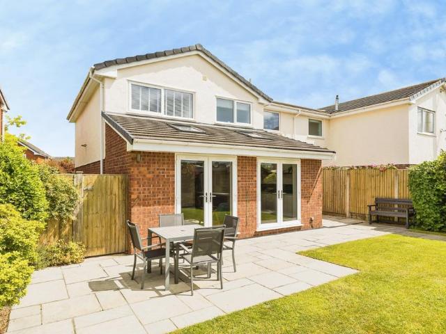 4 bedroom link detached house for sale