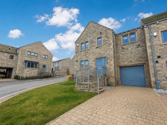 4 bedroom link detached house for sale