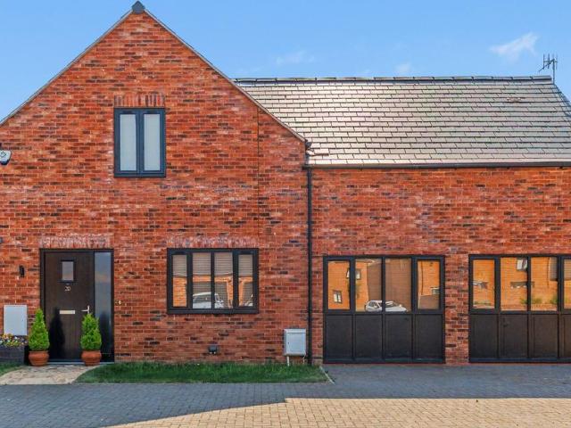 4 bedroom link detached house for sale