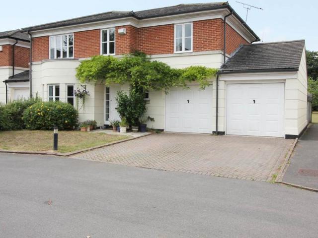 4 bedroom link detached house for sale