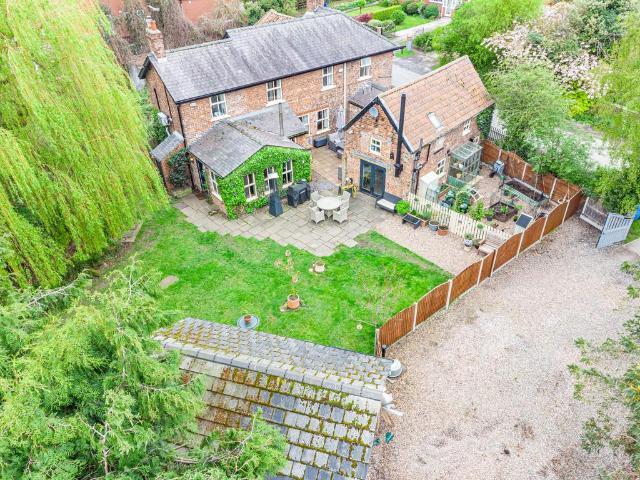 4 bedroom link detached house for sale
