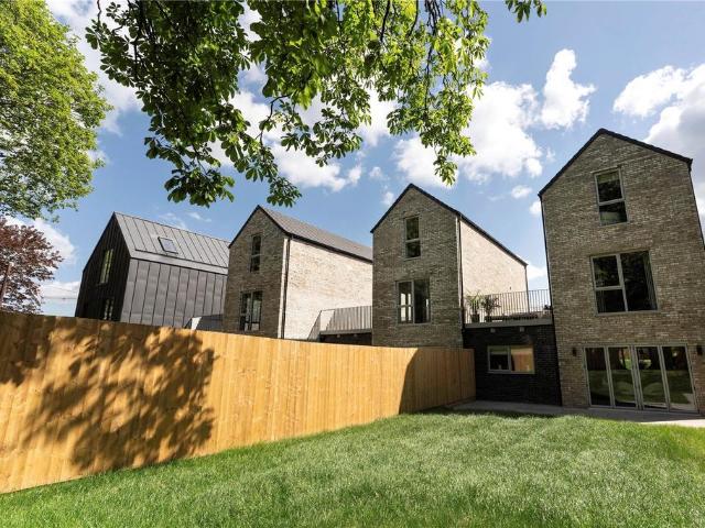 4 bedroom link detached house for sale