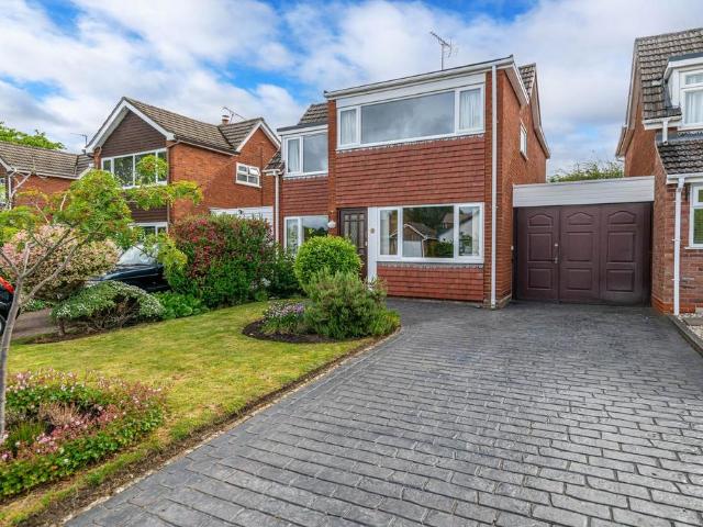 4 bedroom link detached house for sale