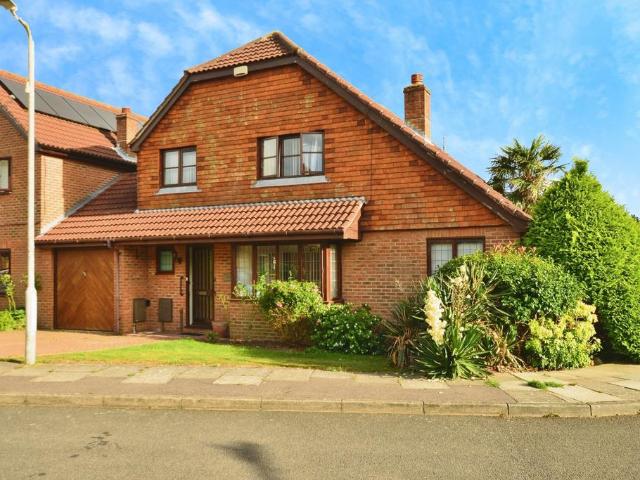 4 bedroom link detached house for sale