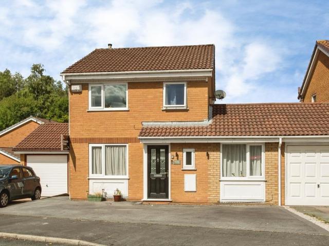 4 bedroom link detached house for sale