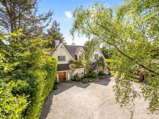 4 bedroom link detached house for sale