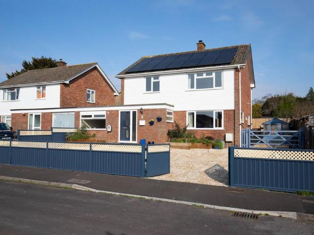 4 bedroom link detached house for sale