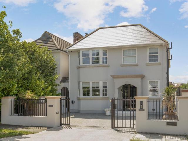 4 bedroom link detached house for sale