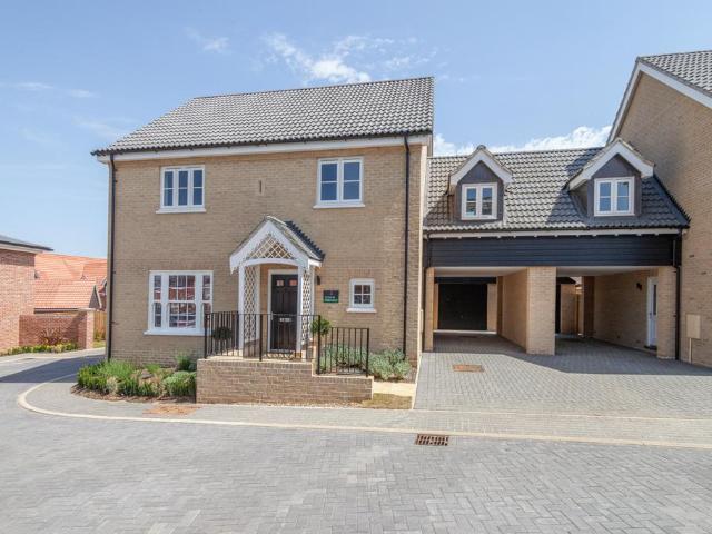 4 bedroom link detached house for sale