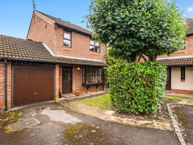 4 bedroom link detached house for sale