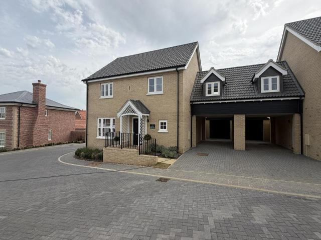 4 bedroom link detached house for sale
