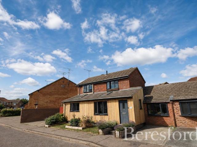 4 bedroom link detached house for sale