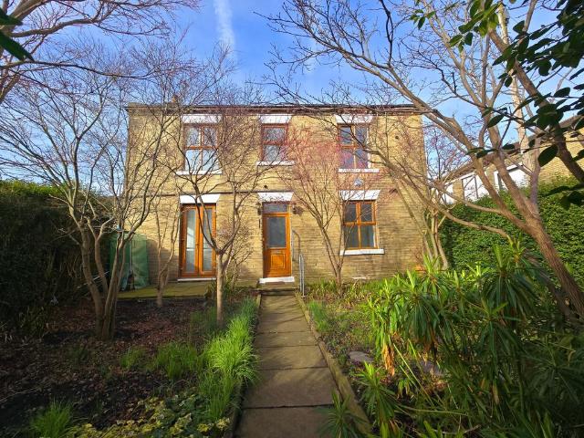 4 bedroom link detached house for sale