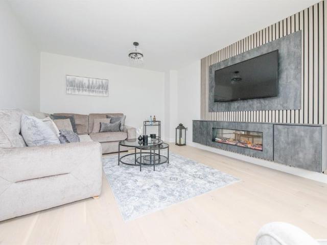 4 bedroom link detached house for sale