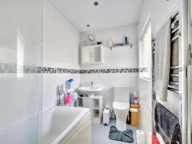 4 bedroom link detached house for sale