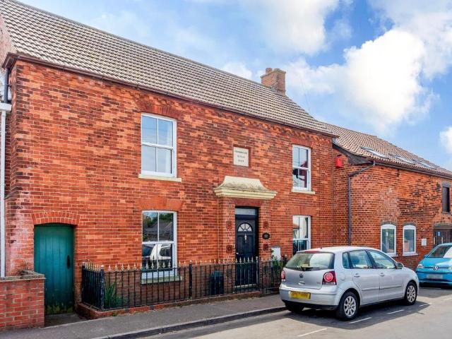 4 bedroom link detached house for sale
