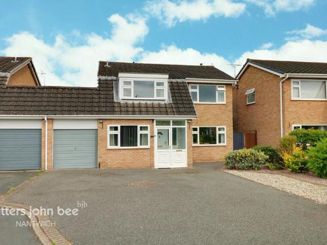 4 bedroom link detached house for sale