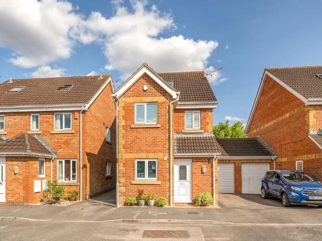 4 bedroom link detached house for sale