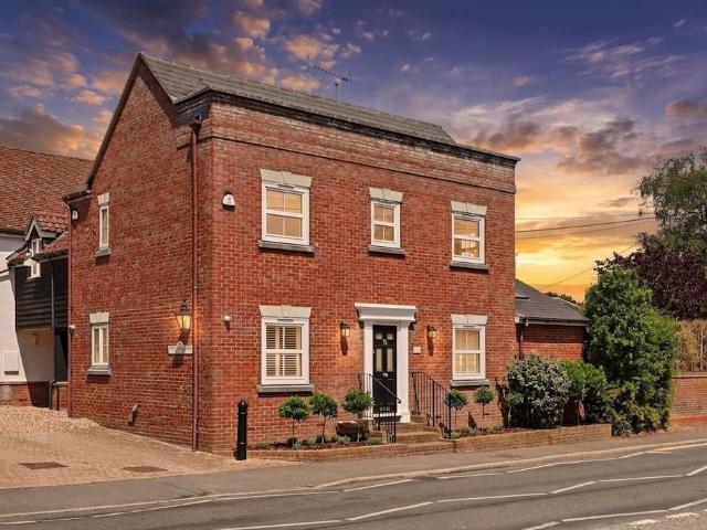 4 bedroom link detached house for sale