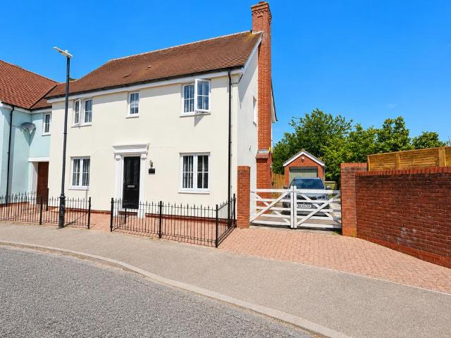 4 bedroom link detached house for sale