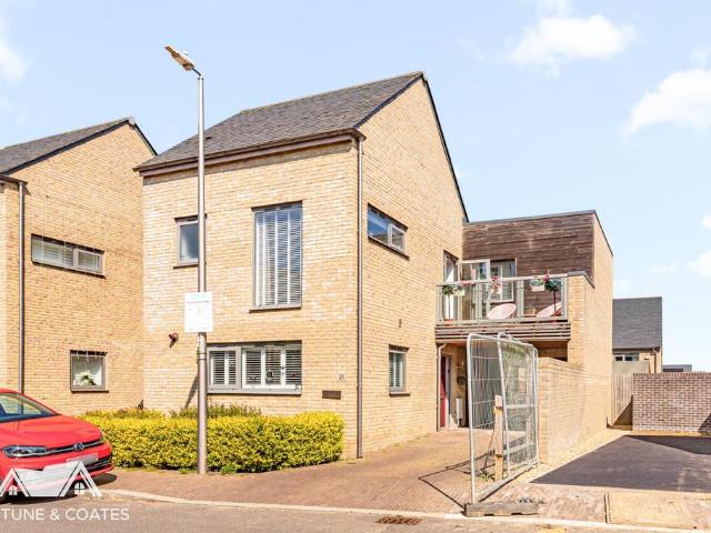 4 bedroom link detached house for sale