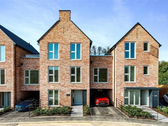 4 bedroom link detached house for sale