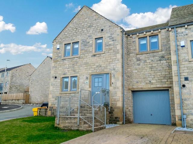 4 bedroom link detached house for sale