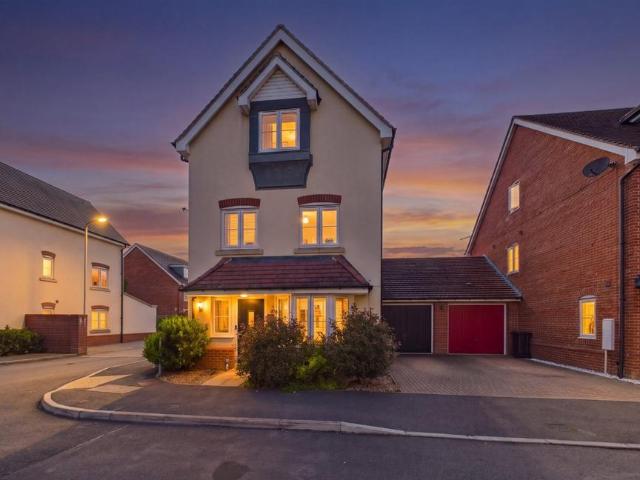 4 bedroom link detached house for sale