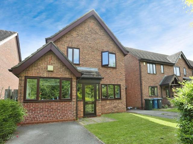 4 bedroom link detached house for sale