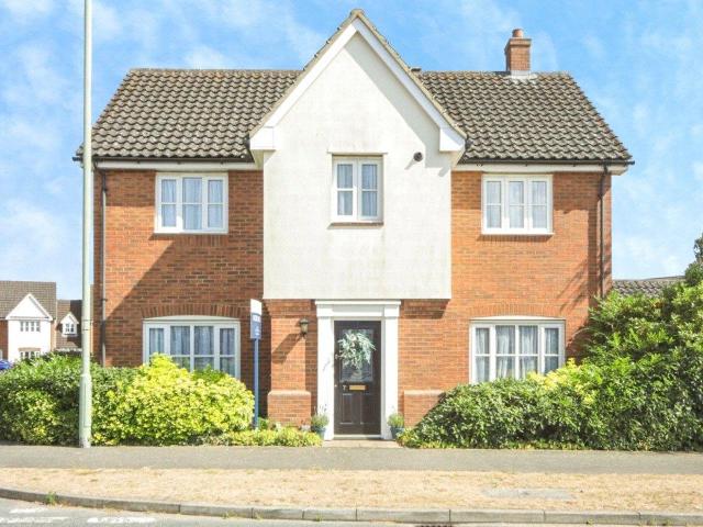 4 bedroom link detached house for sale