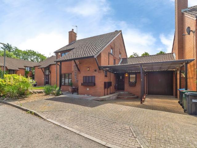 4 bedroom link detached house for sale
