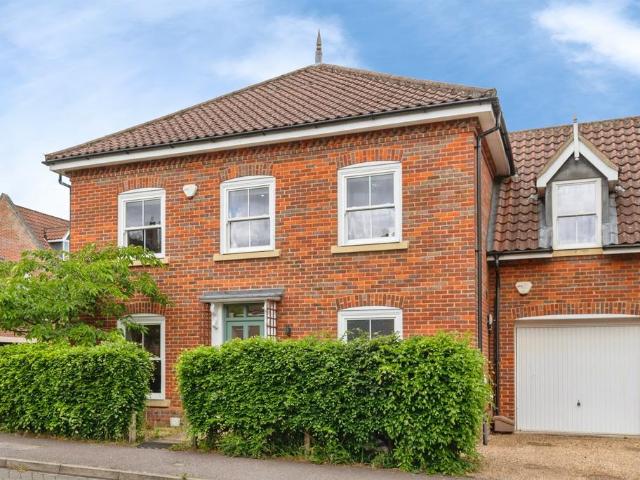 4 bedroom link detached house for sale