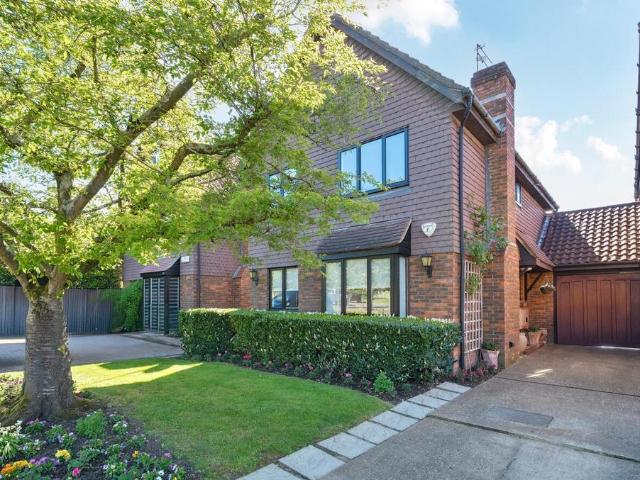 4 bedroom link detached house for sale