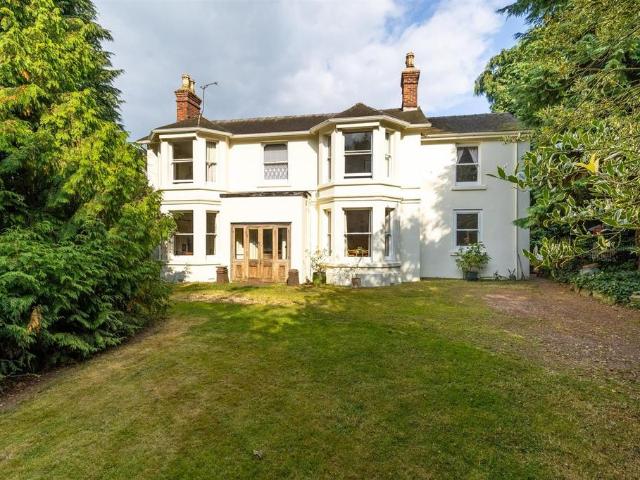 4 bedroom link detached house for sale