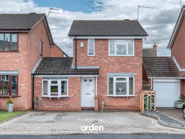 4 bedroom link detached house for sale